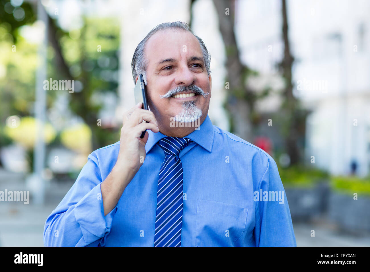 Old businessman talking hi-res stock photography and images - Alamy