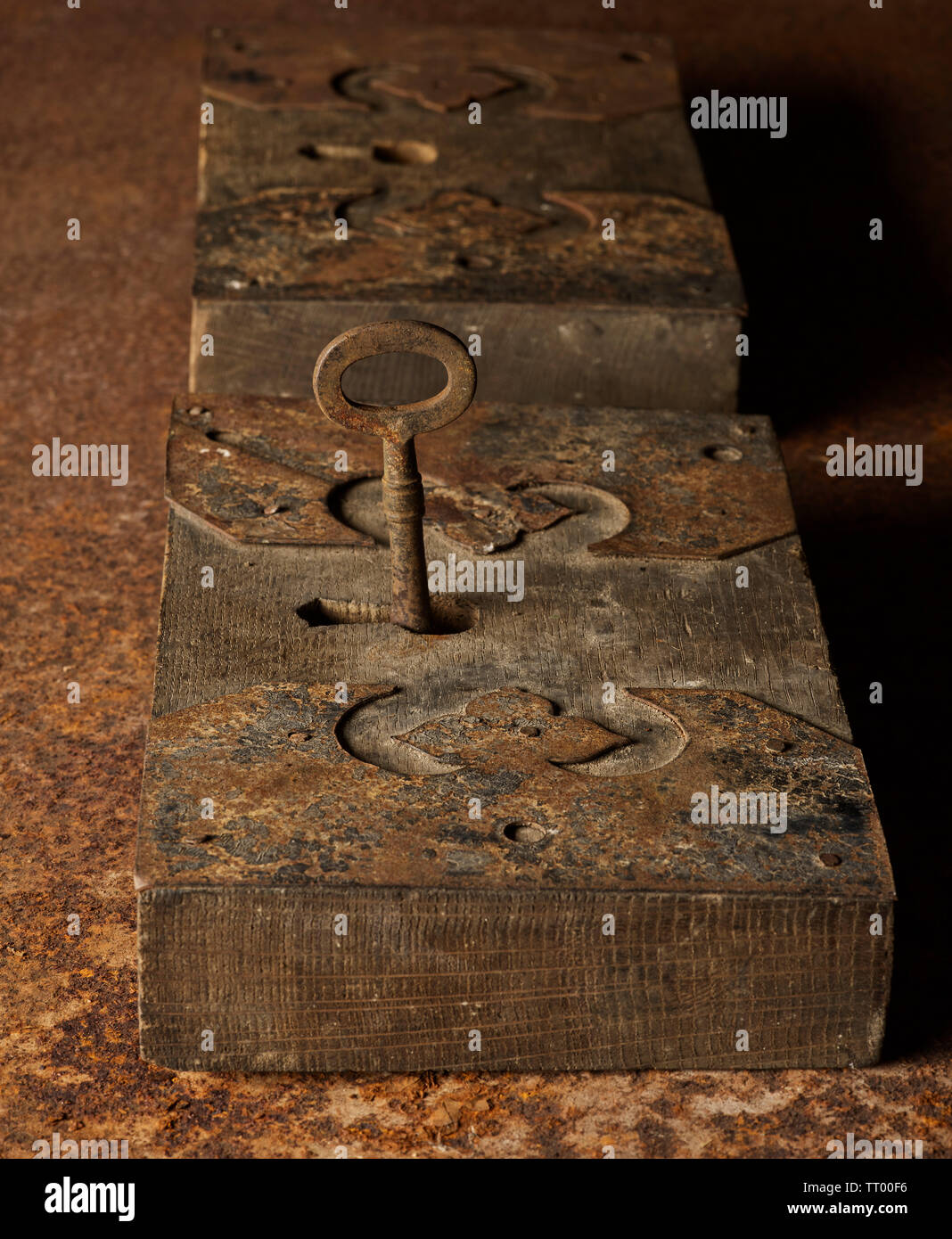 Rusty key and lock on a rusty background Stock Photo - Alamy
