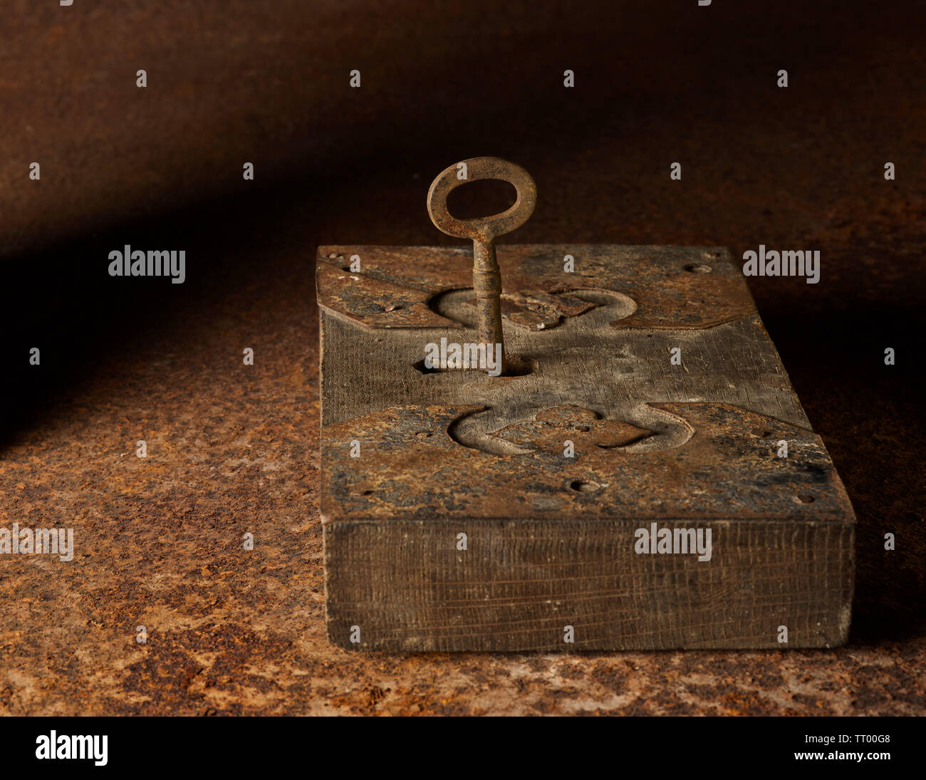 Rusty key and lock on a rusty background Stock Photo - Alamy