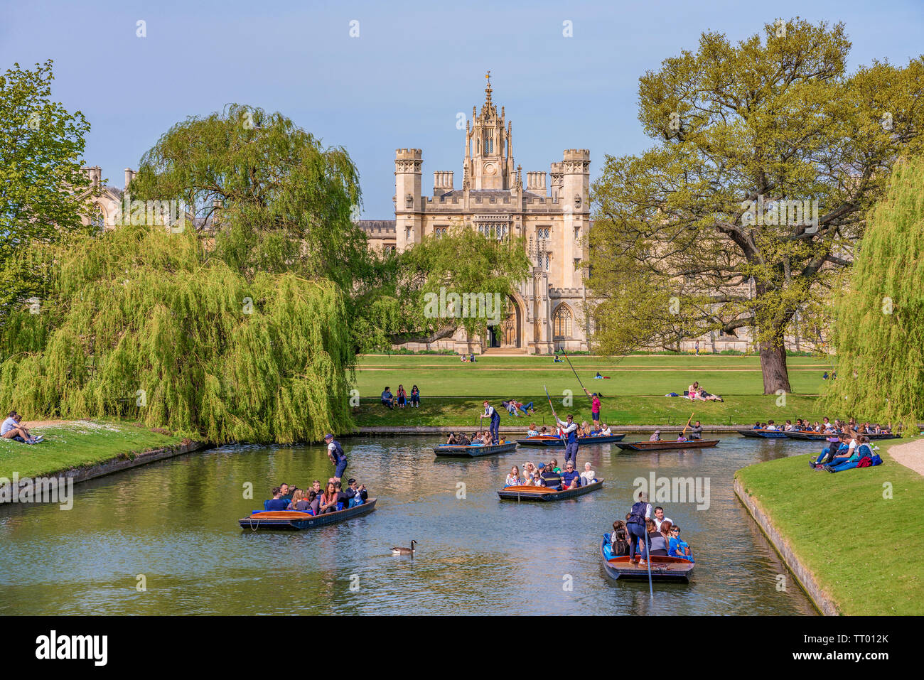 CAMBRIDGE, UNITED KINGDOM - APRIL 18: Scenic view of traditional punt ...