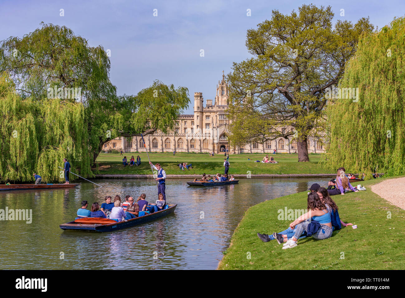 CAMBRIDGE, UNITED KINGDOM - APRIL 18: Scenic view of traditional punt ...