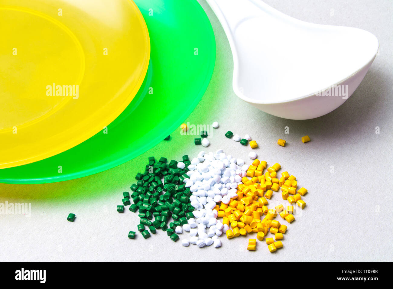 Plastic granules and disposable tableware made of polyethylene ...