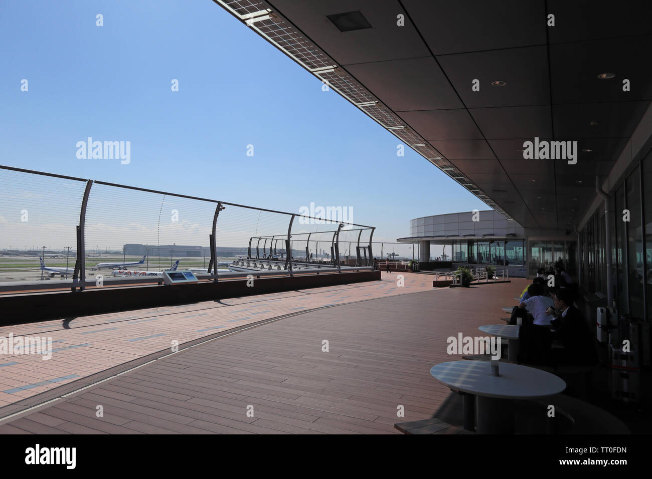 Haneda international airport observation deck hi-res stock photography ...