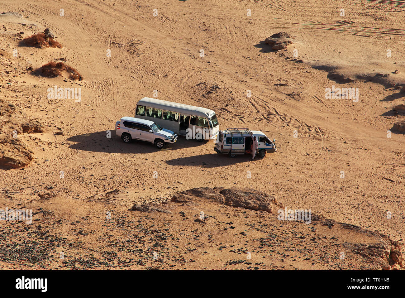 Cars in desert Sahara in Sudan Stock Photo - Alamy