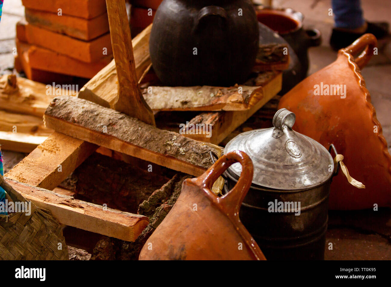 Mexican cooking pots hi-res stock photography and images - Alamy