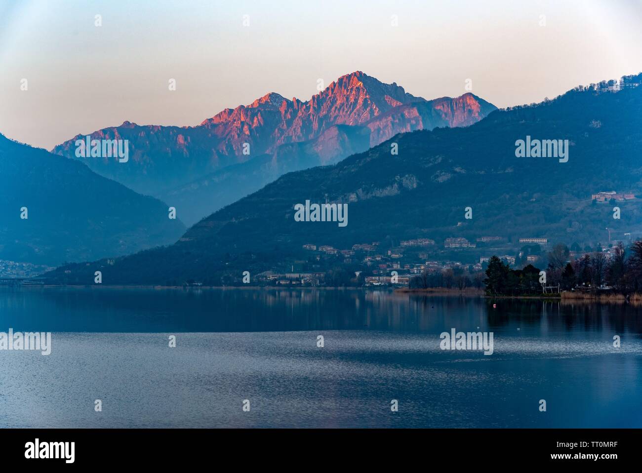 Lovely lake setting hi-res stock photography and images - Alamy