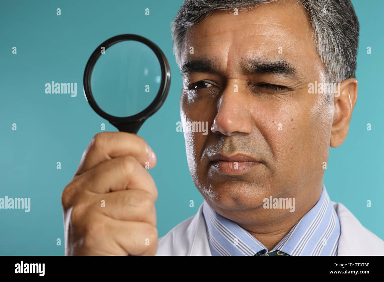 Elderly magnifying doctor hi-res stock photography and images - Alamy