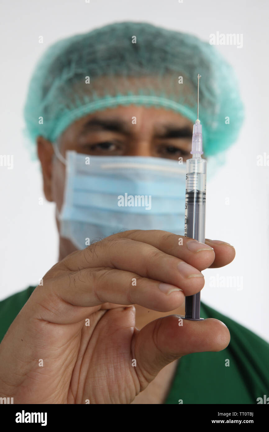 Male surgeon holding a syringe Stock Photo - Alamy
