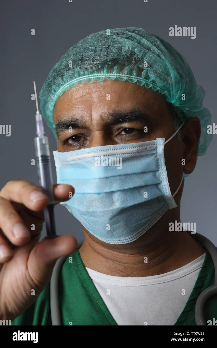 Male surgeon holding a syringe Stock Photo - Alamy