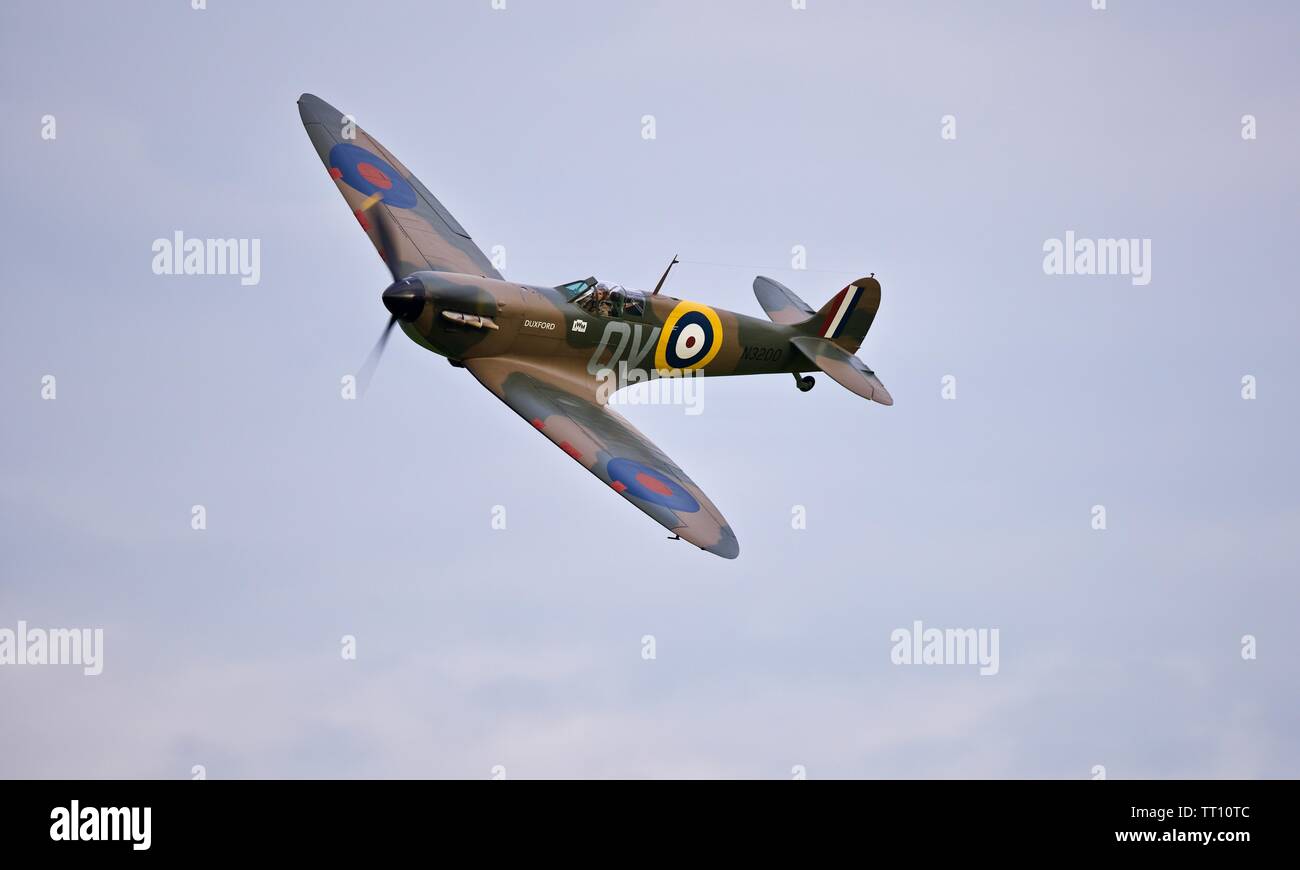 Supermarine Spitfire Mk1 N3200 flying at the Shuttleworth Evening ...