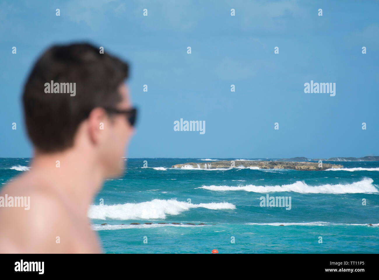 Back of man looking into sun hi-res stock photography and images - Alamy