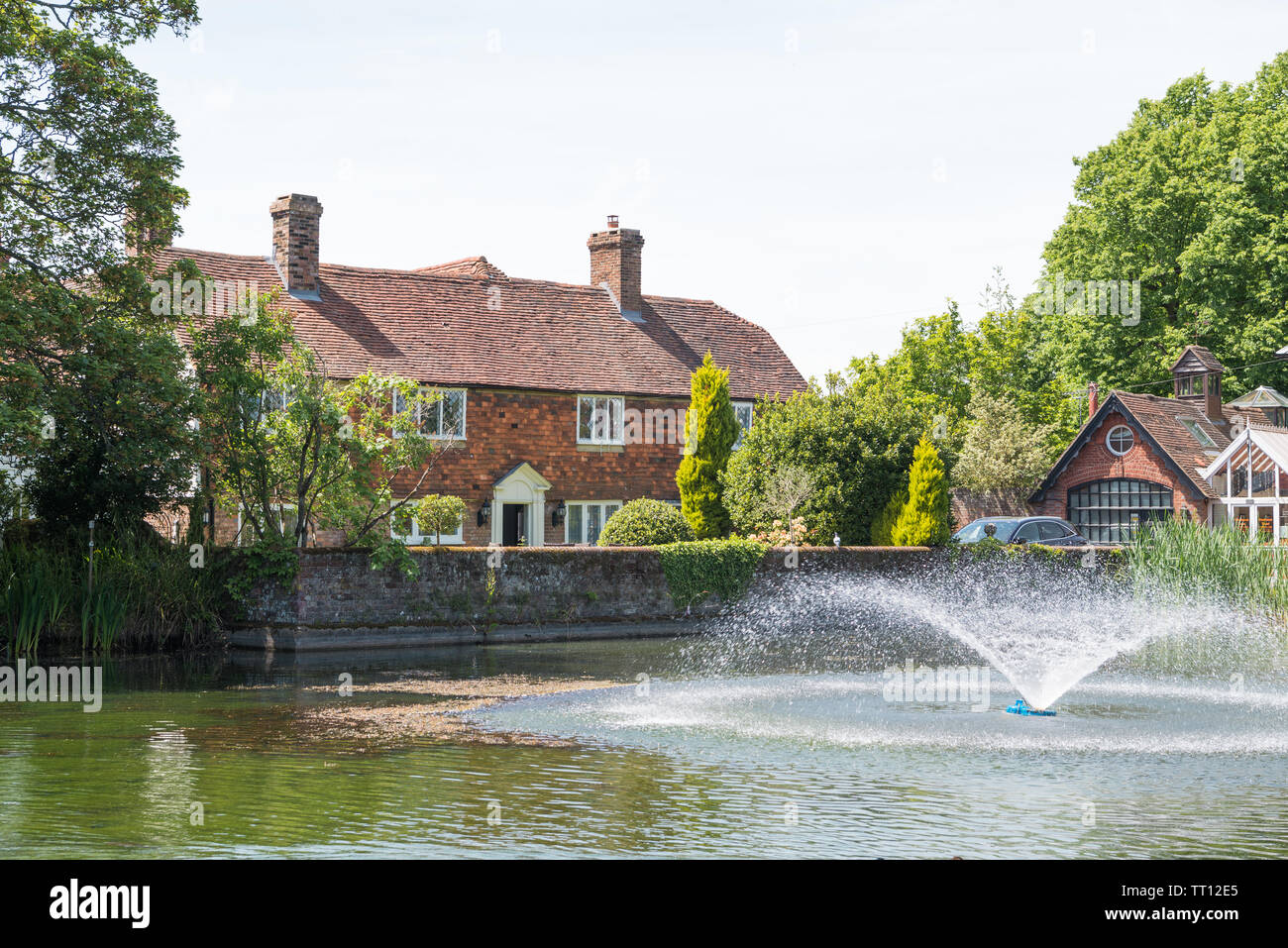 Village pond goudhurst kent england hi-res stock photography and images ...