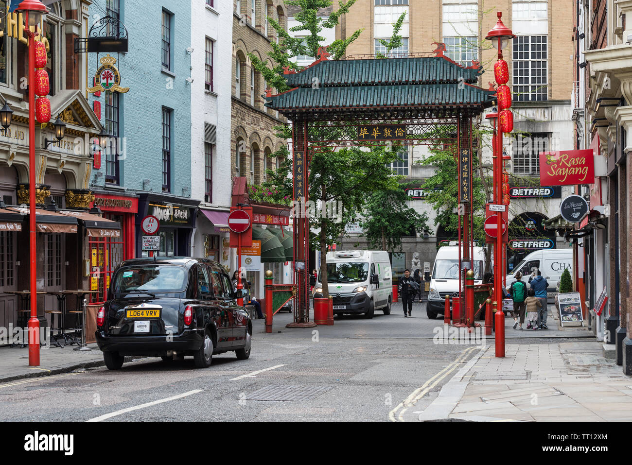 Macclesfield Street entrance to China Town, Soho, London, UK Stock Photo - Alamy