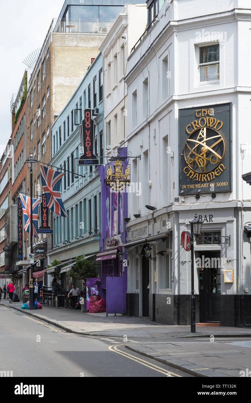 Crown chairmen pub hi-res stock photography and images - Alamy