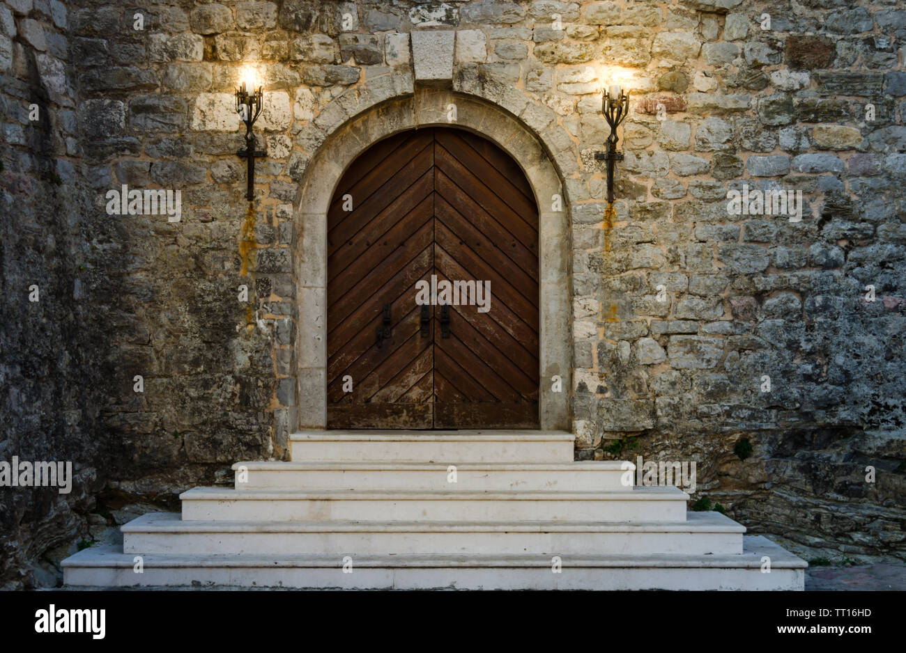 Torch fire castle hi-res stock photography and images - Alamy