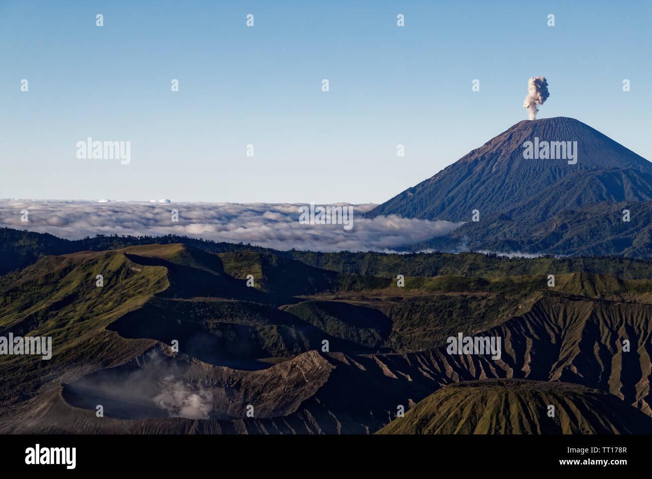 Mount Bromo volcano, Indonesia. 9th May, 2019. Sunrise over the smoking ...