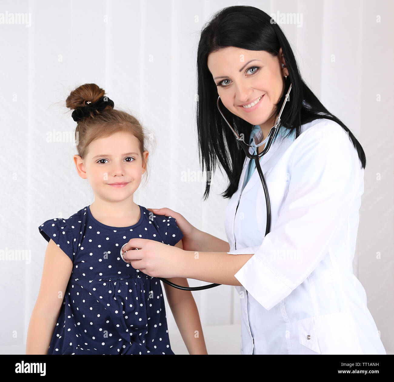 Little girl at doctor Stock Photo - Alamy