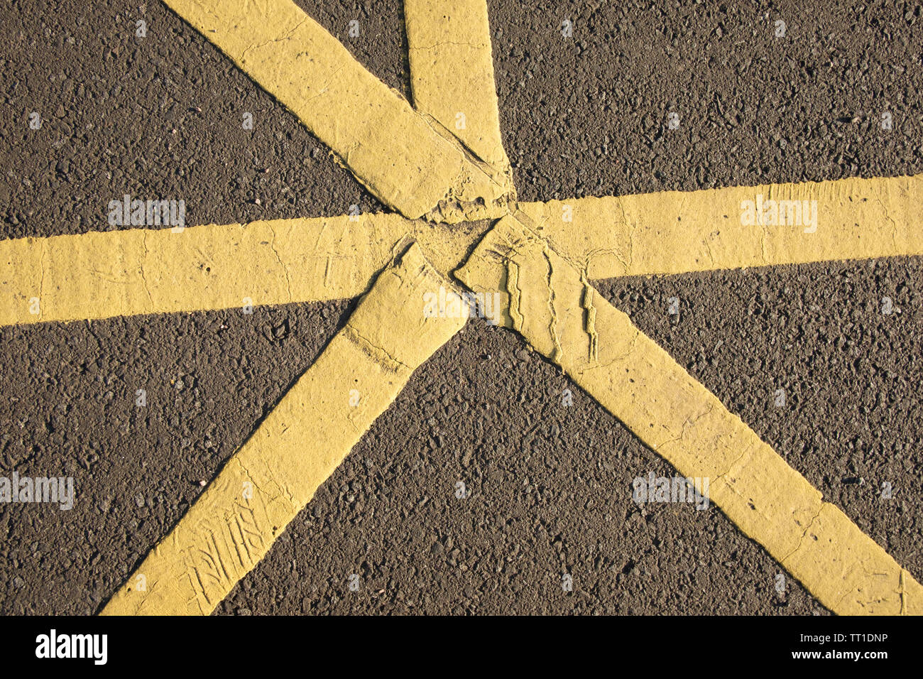 Yellow road markings hi-res stock photography and images - Alamy