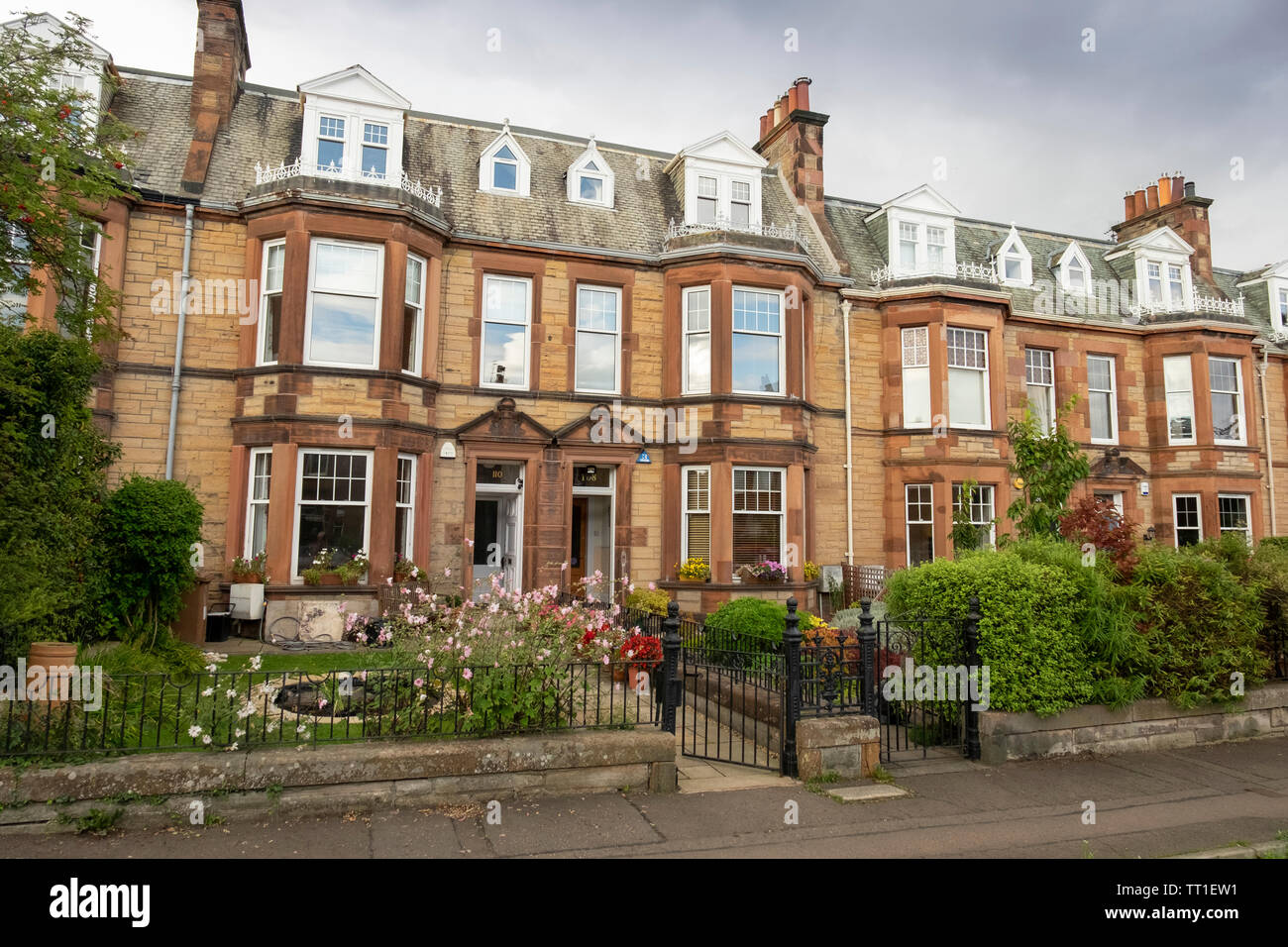 Scottish terrace houses hi-res stock photography and images - Alamy