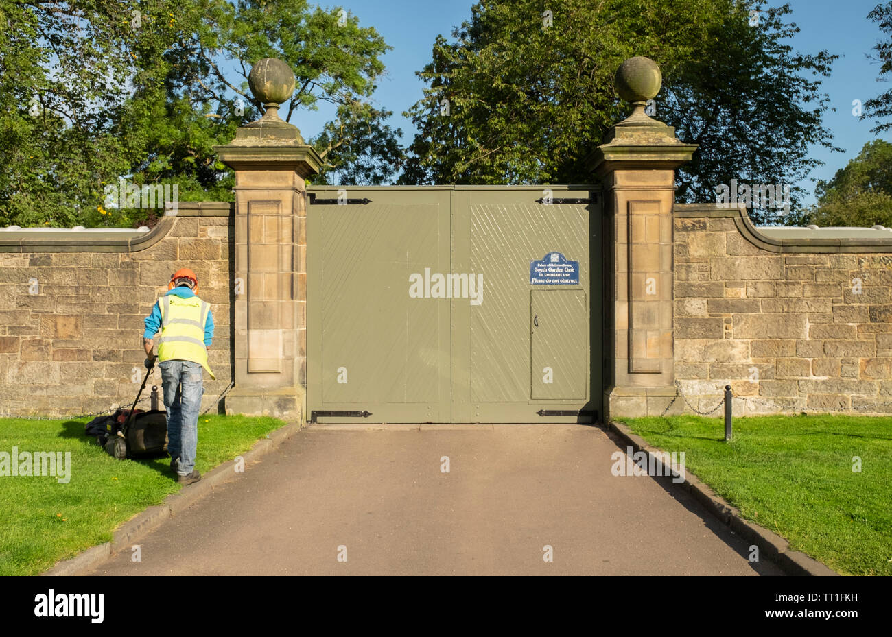 Wooden gates hi-res stock photography and images - Alamy