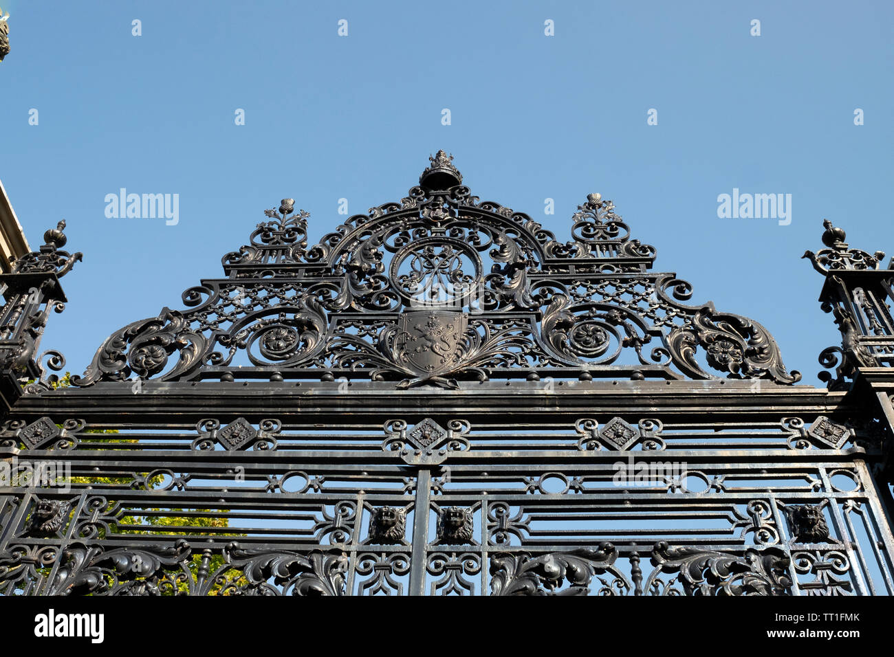 Royal palace gates hi-res stock photography and images - Alamy