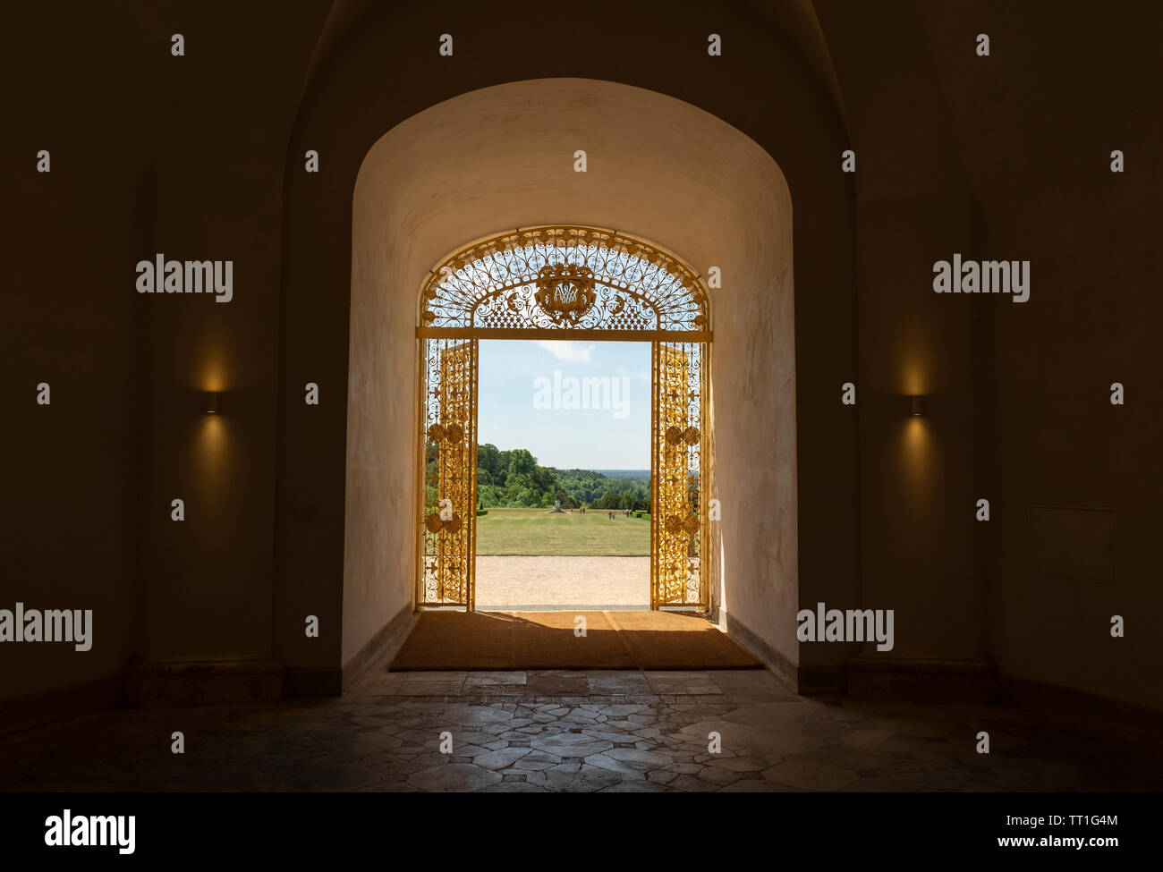 Ornate gold gates hi-res stock photography and images - Alamy