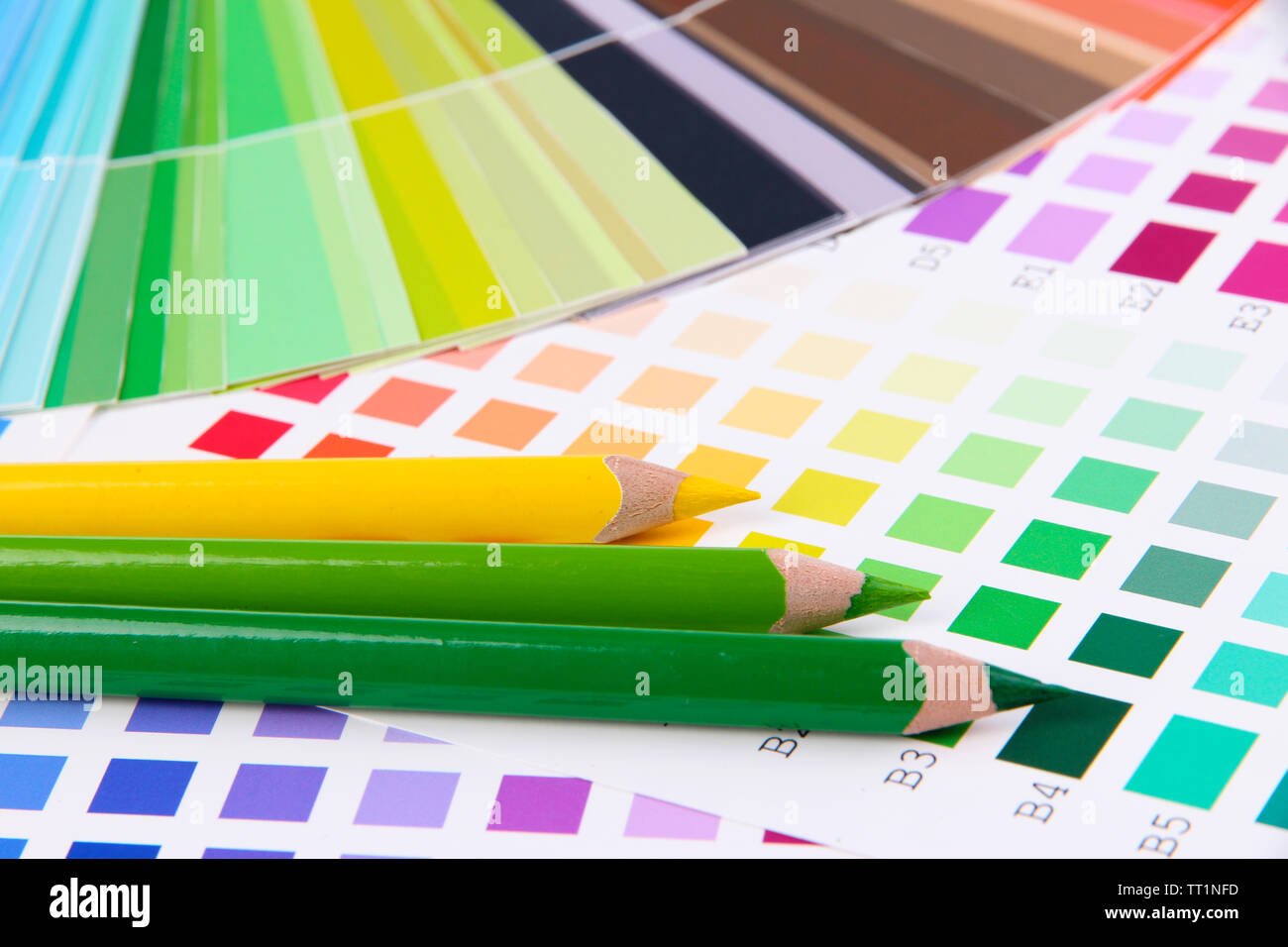 Different shades of blue pencils hi-res stock photography and images ...