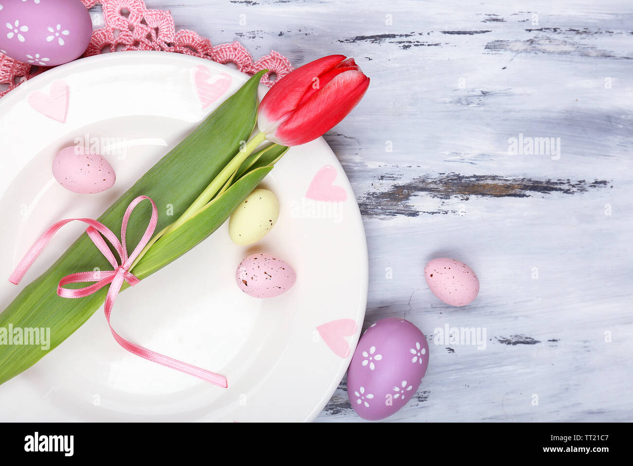 Easter table setting with tulips and eggs Stock Photo - Alamy