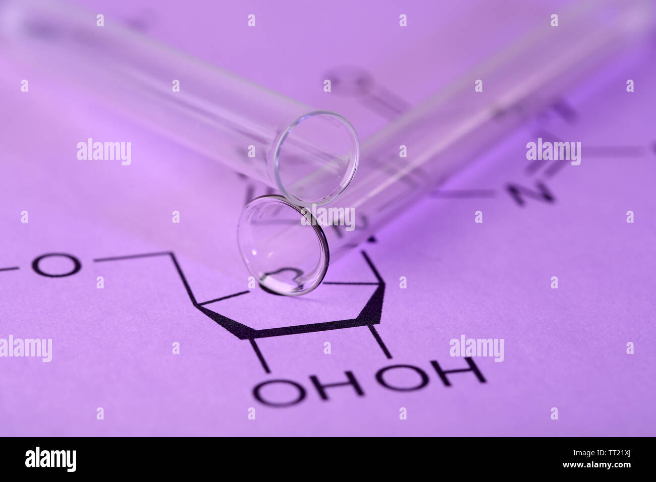 Chemistry reaction violet hi-res stock photography and images - Alamy