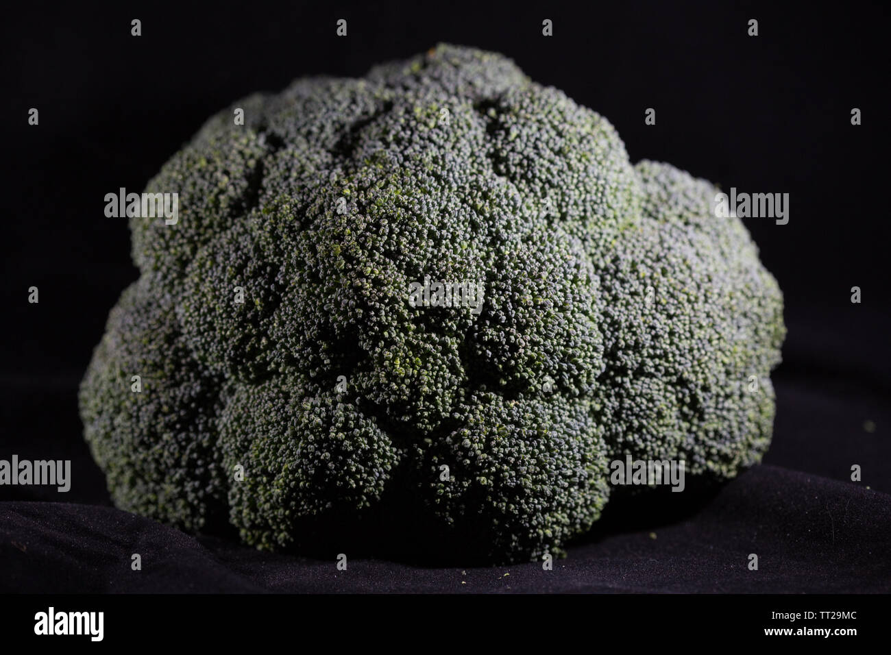 broccoli raw fresh close up Stock Photo - Alamy