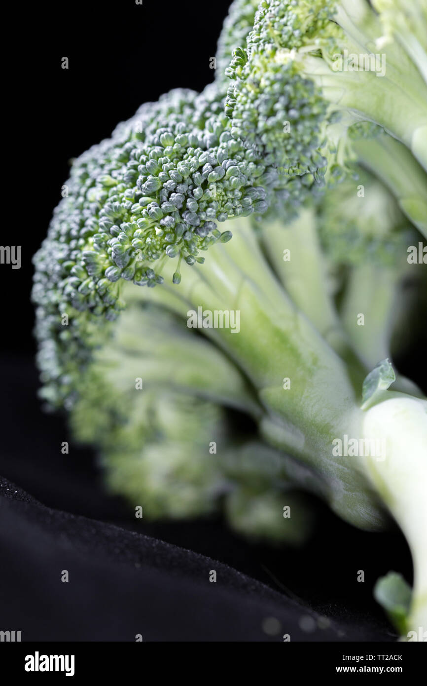 broccoli raw fresh close up Stock Photo - Alamy