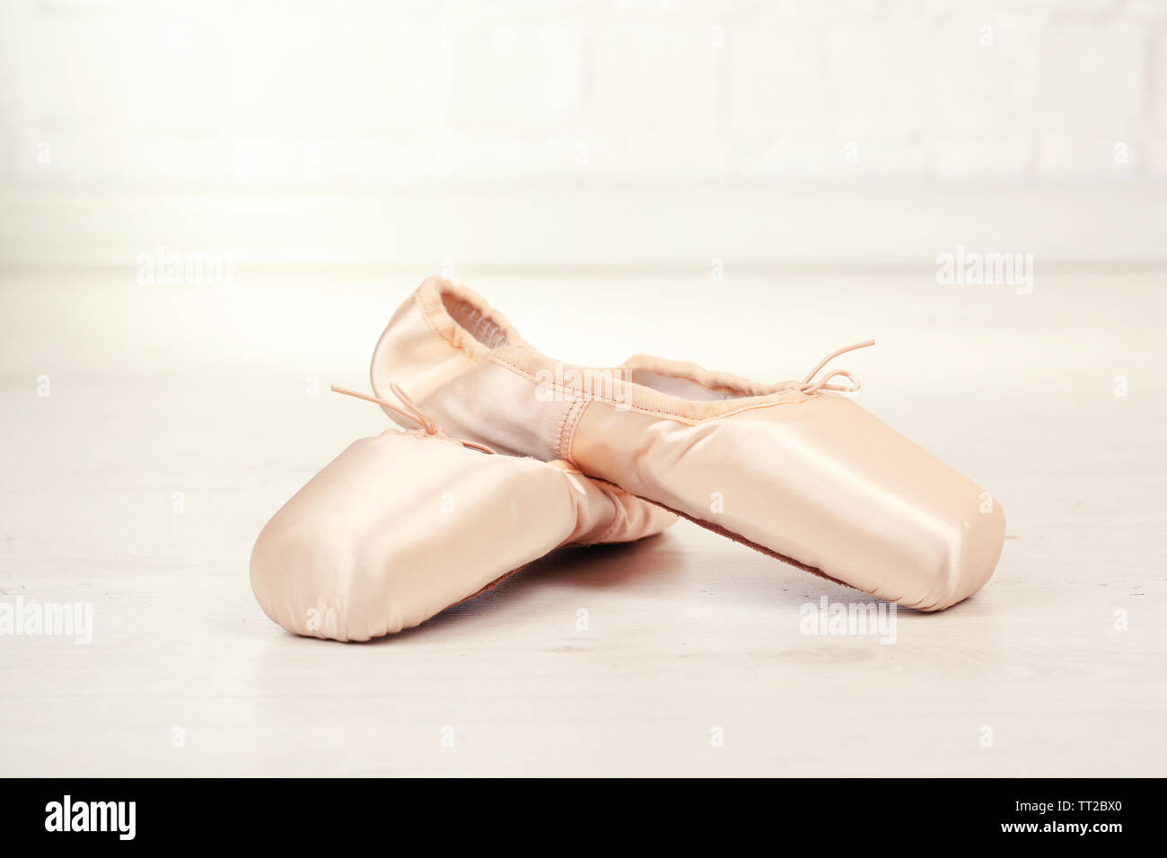 Ballet dancer practicing in hall hi-res stock photography and images ...