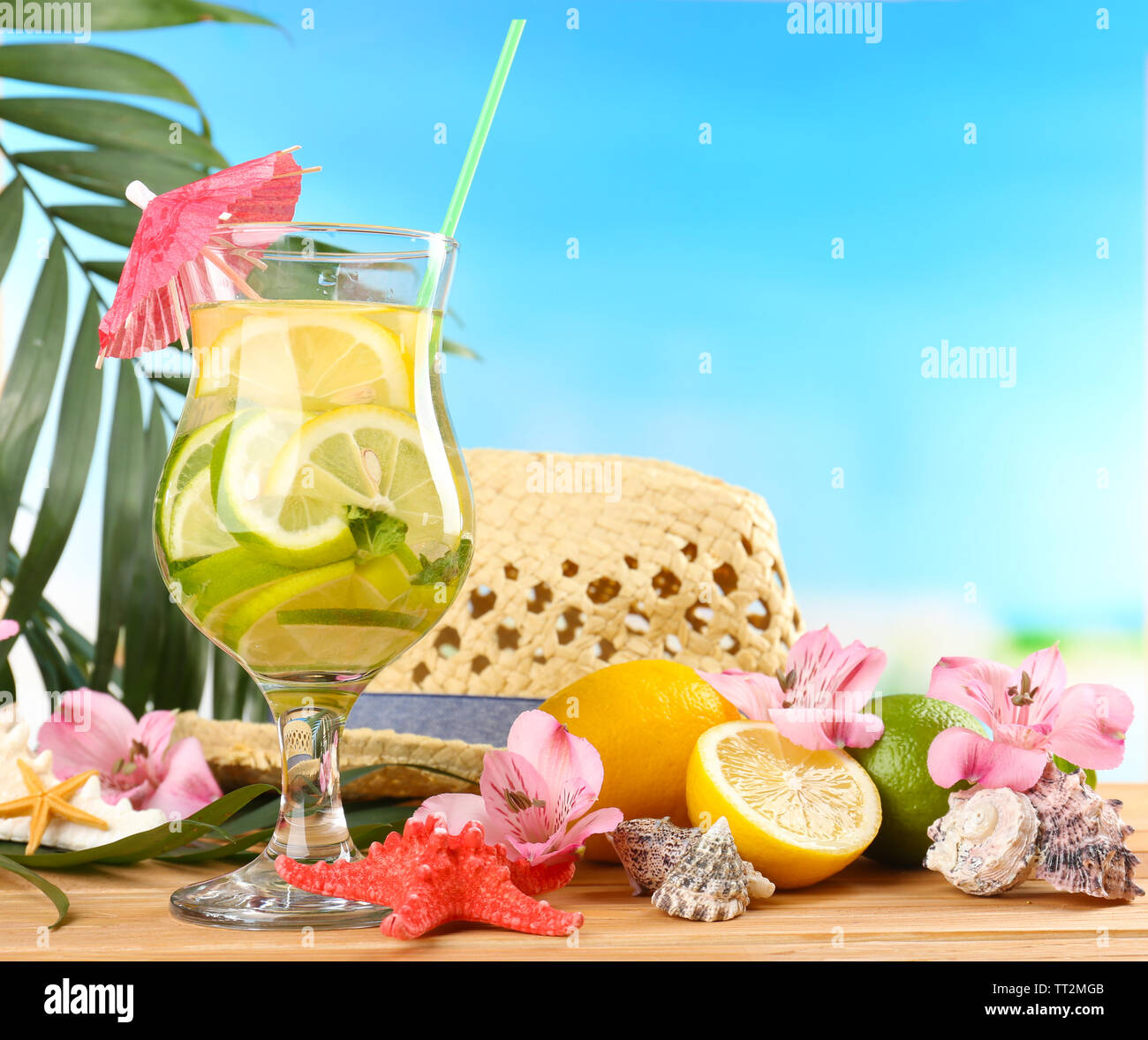 Cocktail on beach hi-res stock photography and images - Alamy
