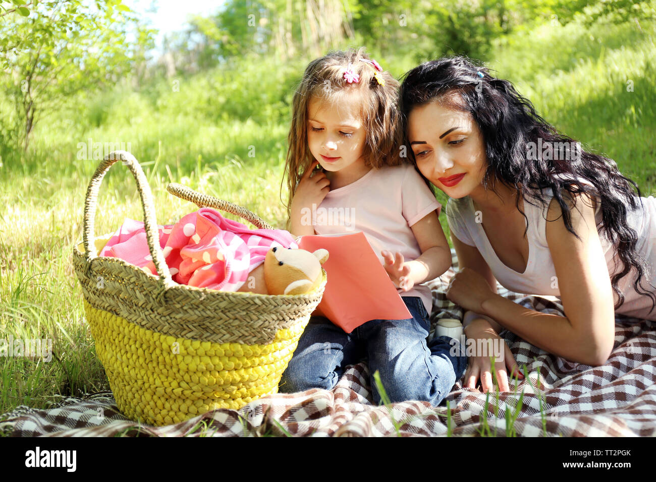 Happy mom and daughter. Picnic in the green park Stock Photo - Alamy