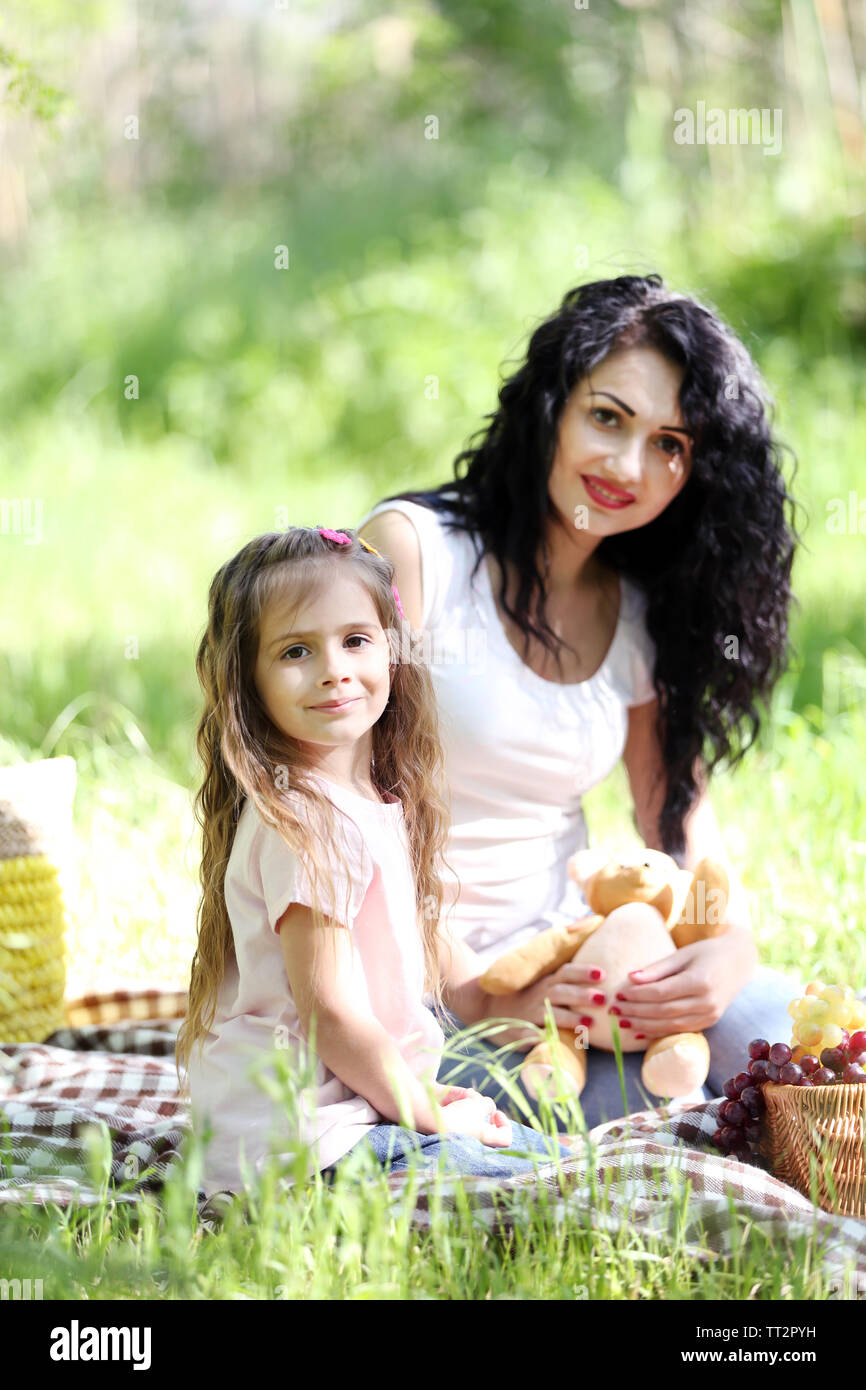 Happy mom and daughter. Picnic in the green park Stock Photo - Alamy
