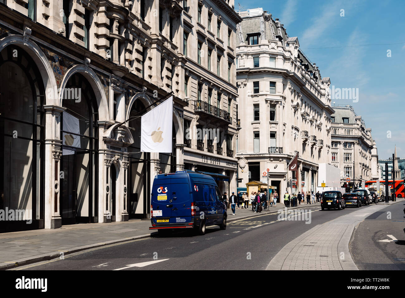 Shopping on regent street hi-res stock photography and images - Alamy