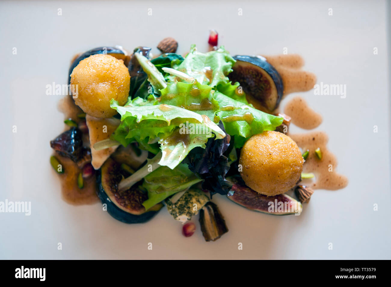 Salad of figs and goats cheese hi-res stock photography and images - Alamy