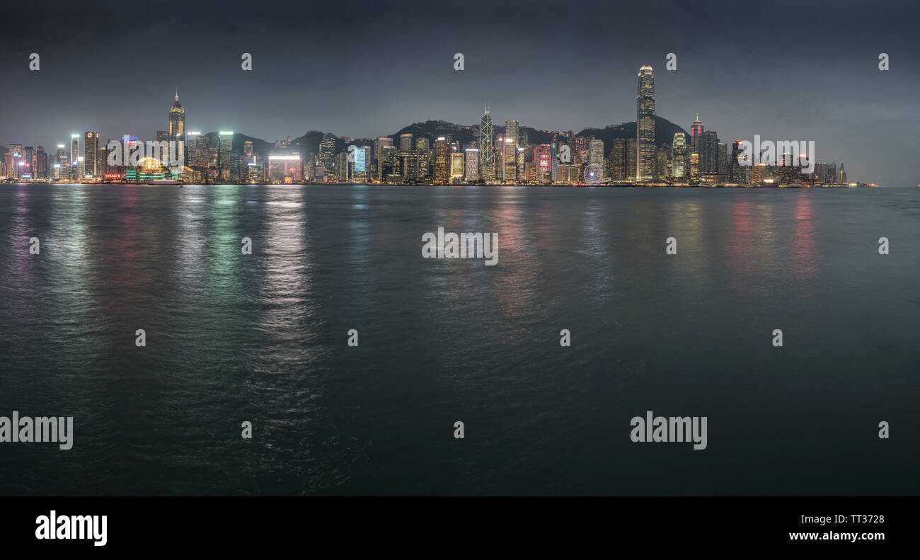 Hong kong skyline victoria harbour hi-res stock photography and images ...