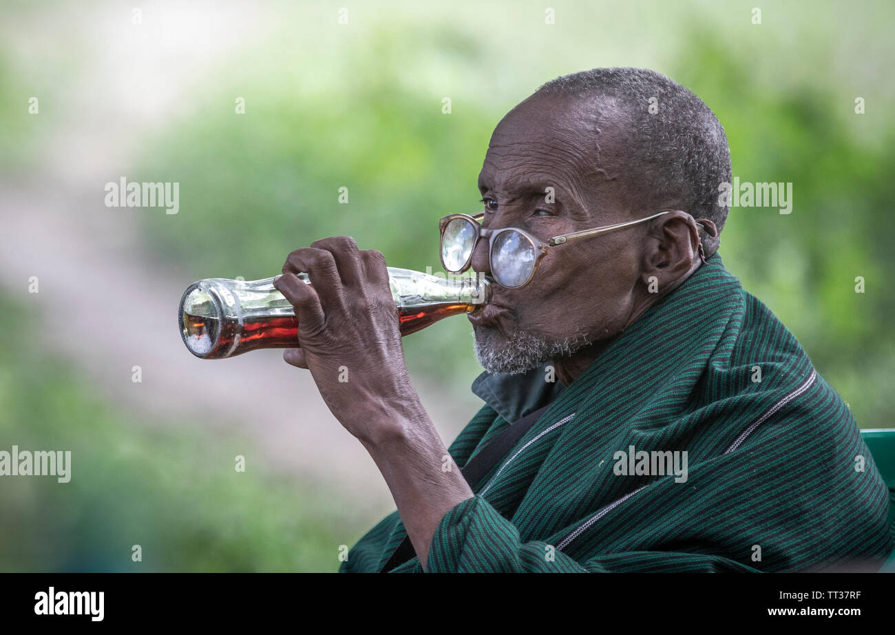 African drinking coca cola hi-res stock photography and images - Alamy