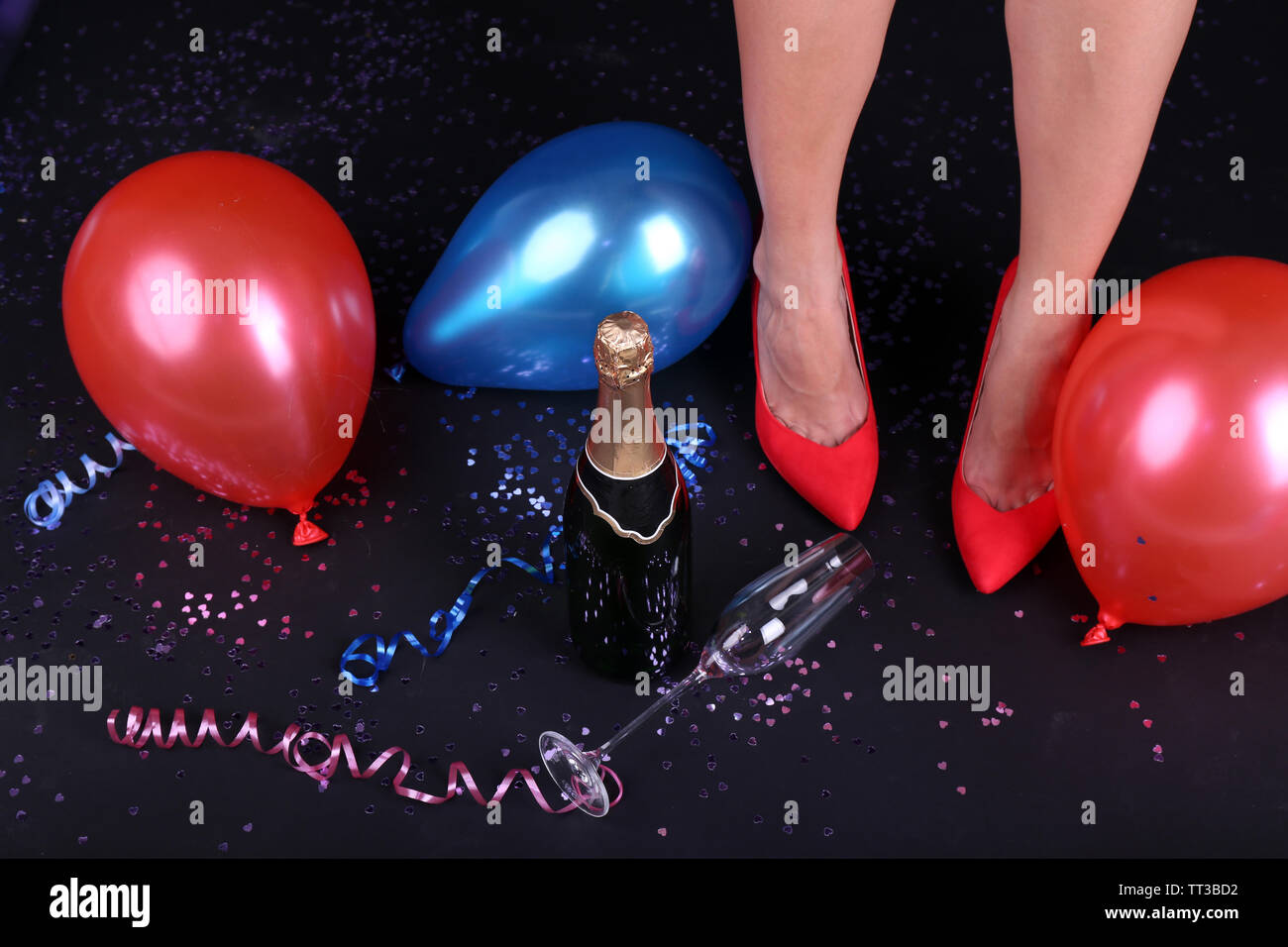 Legs with confetti, champagne and balloons on the floor Stock Photo - Alamy