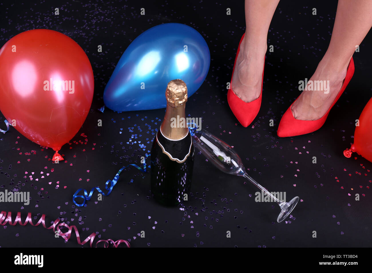 Legs with confetti, champagne and balloons on the floor Stock Photo - Alamy