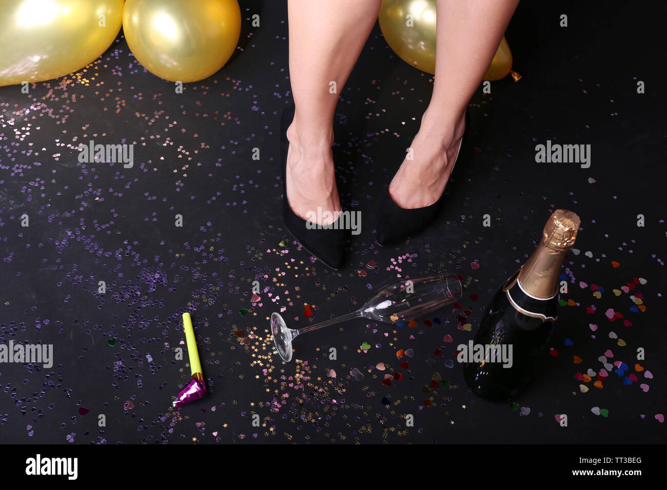 Legs with confetti, champagne and balloons on the floor Stock Photo - Alamy