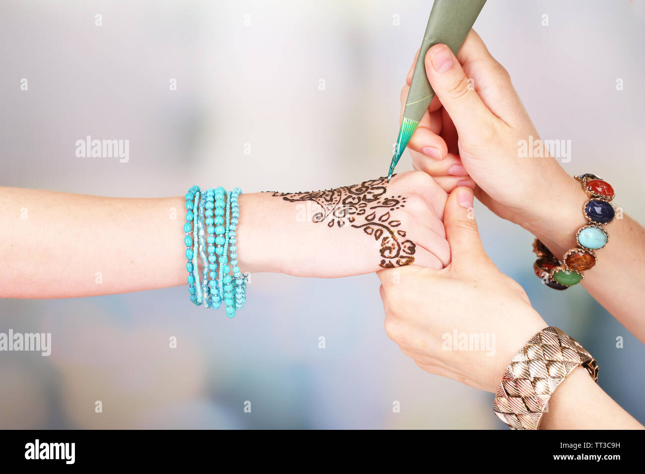 Process of applying Mehndi on female hand, close up Stock Photo - Alamy