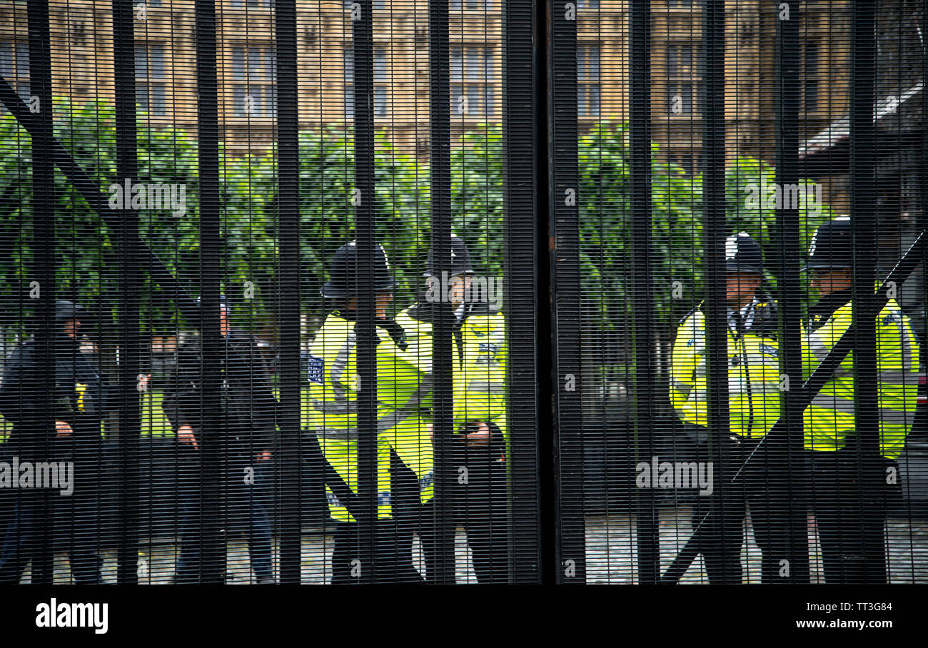 Armed police house parliament hi-res stock photography and images - Alamy