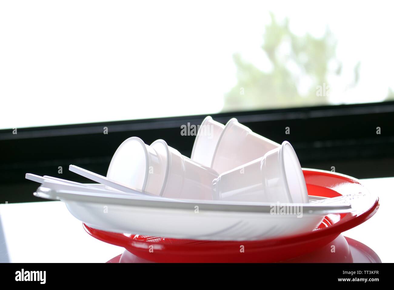 Set paper disposable plates hi-res stock photography and images - Alamy