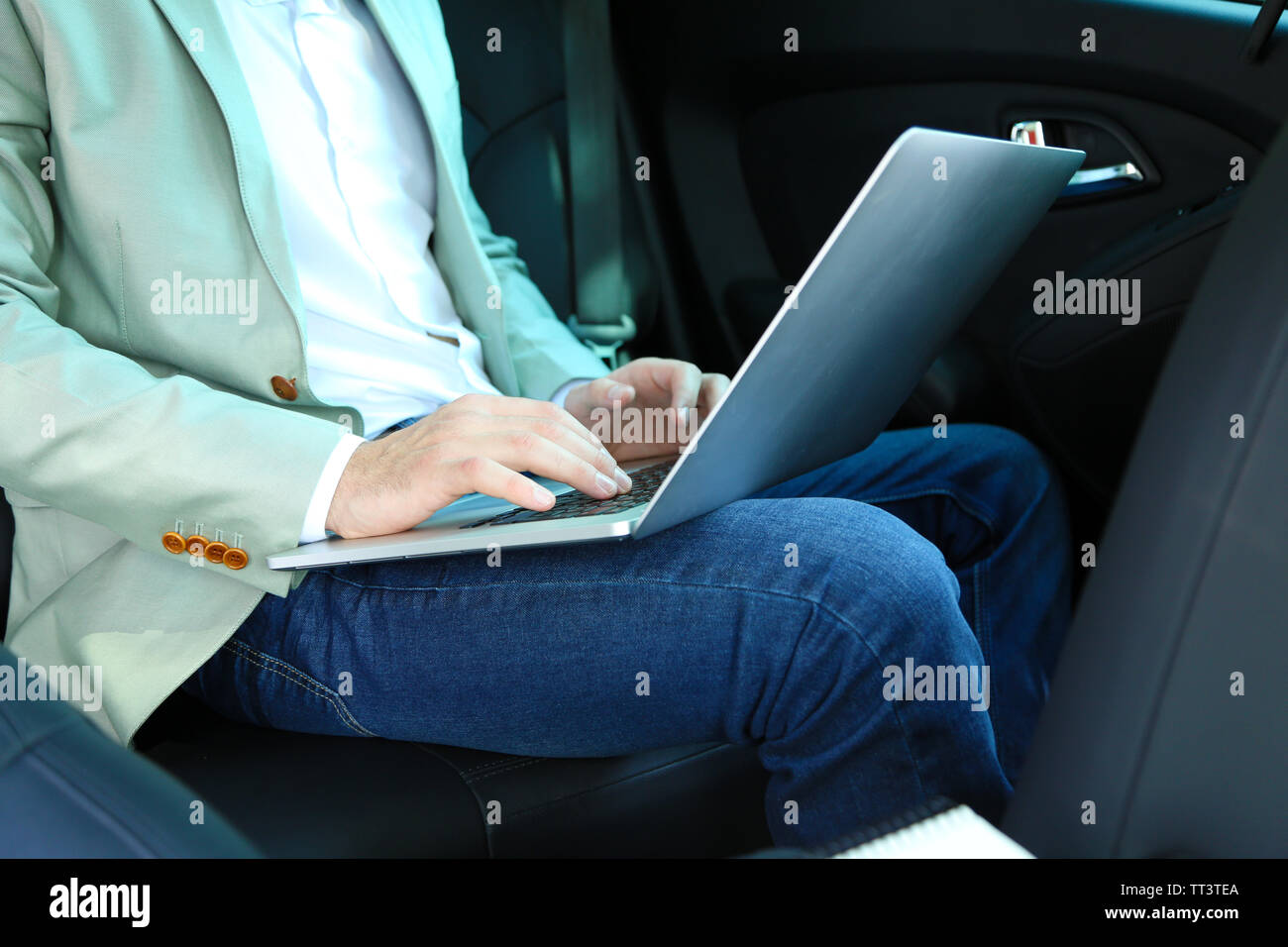 Car buying laptop hi-res stock photography and images - Alamy
