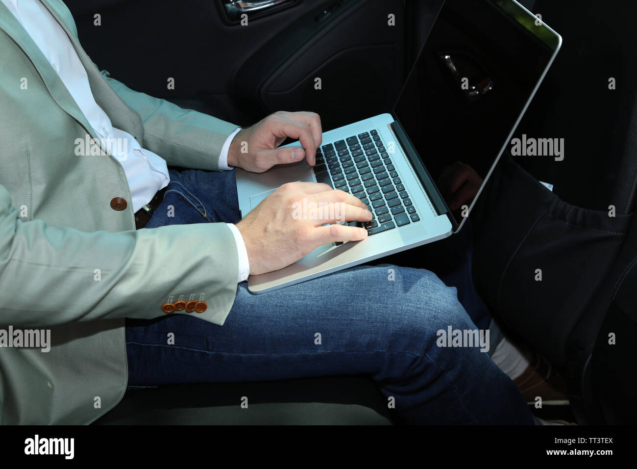 Car buying laptop hi-res stock photography and images - Alamy