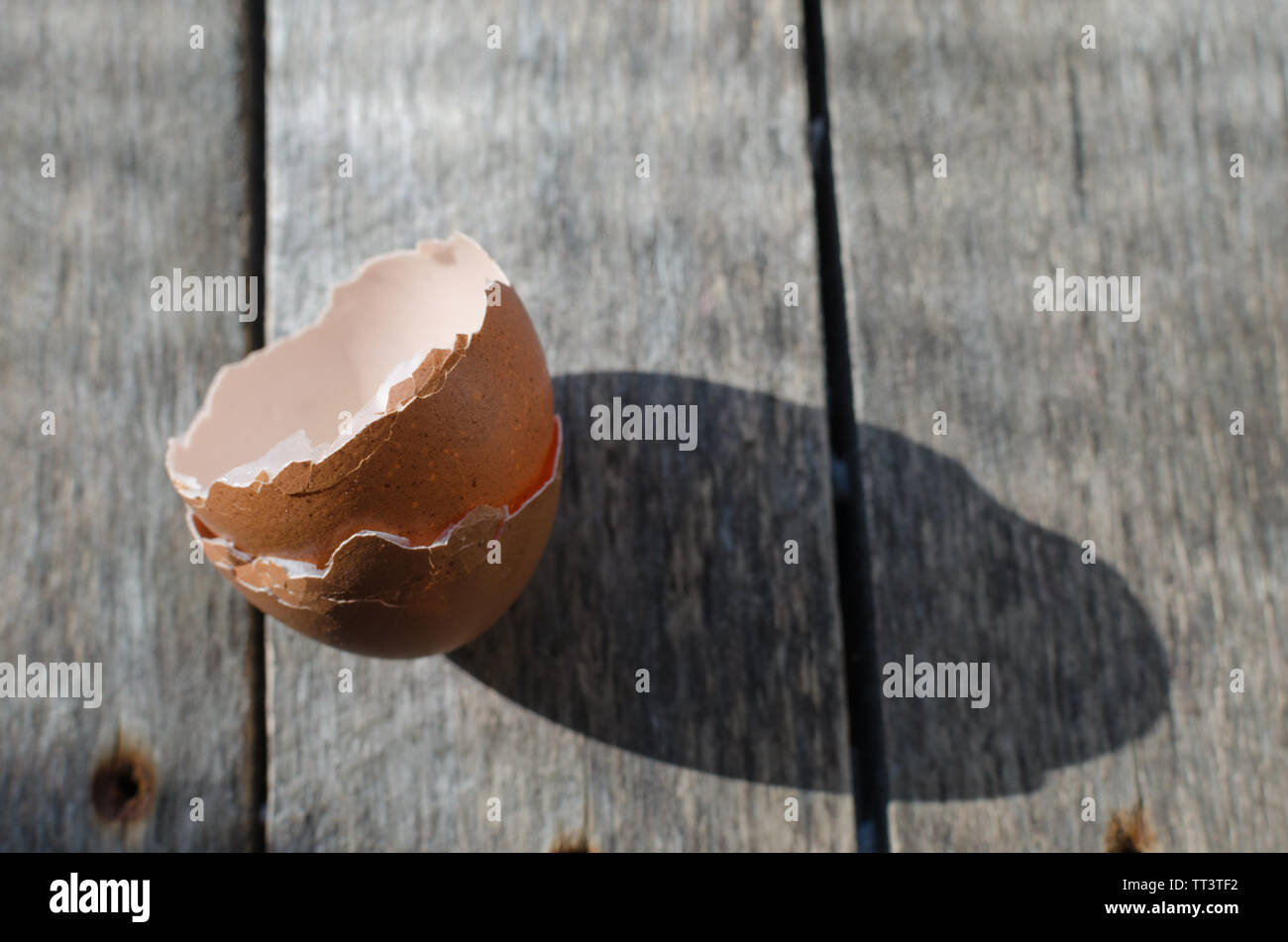 Shell chicken eggs on old wooden background, early in the morning Stock ...