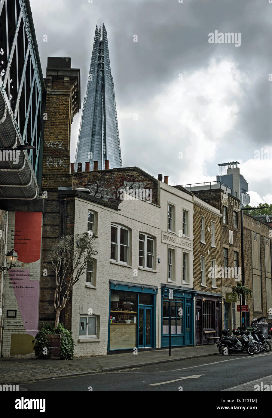 Flat iron square london hi-res stock photography and images - Alamy