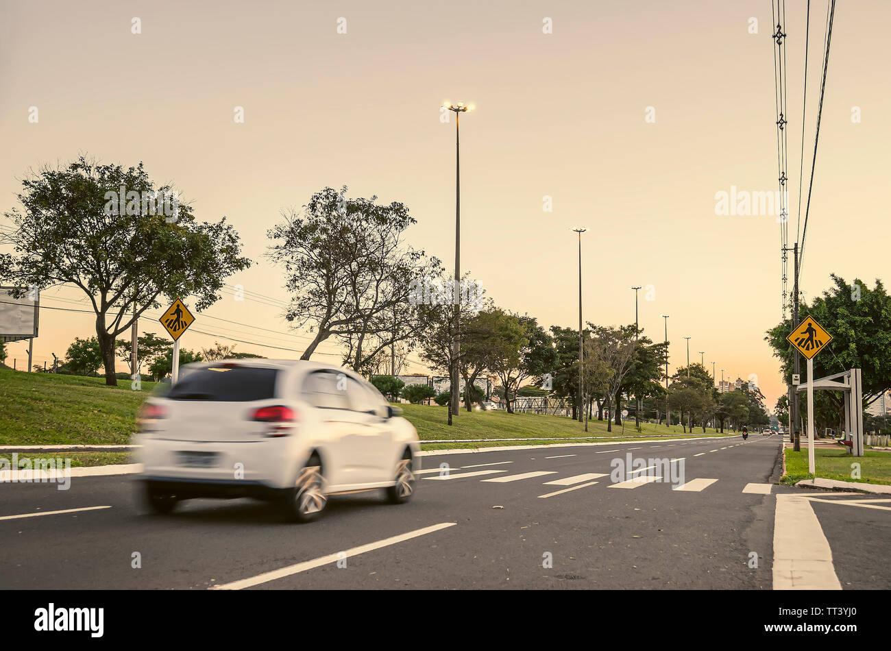 Fast pedestrians hi-res stock photography and images - Alamy